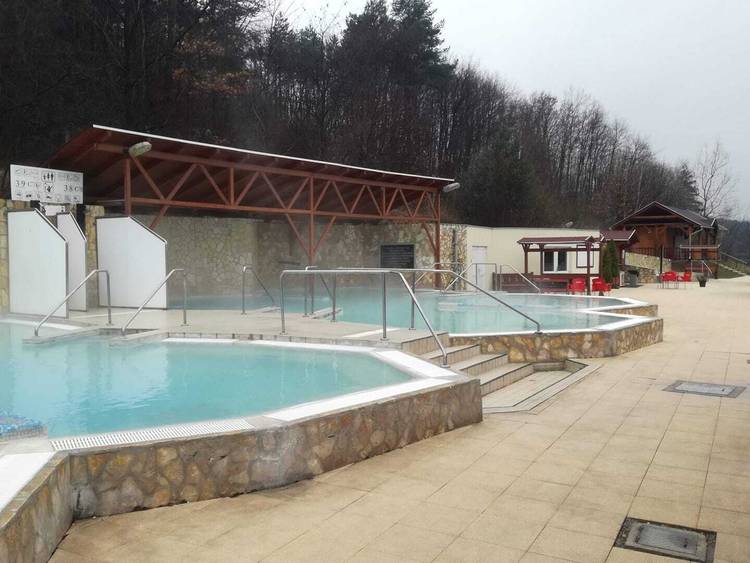 Pénztárcabarát fürdőtippek a hosszú hétvégére - Ezek Magyarország legolcsóbb termálfürdői